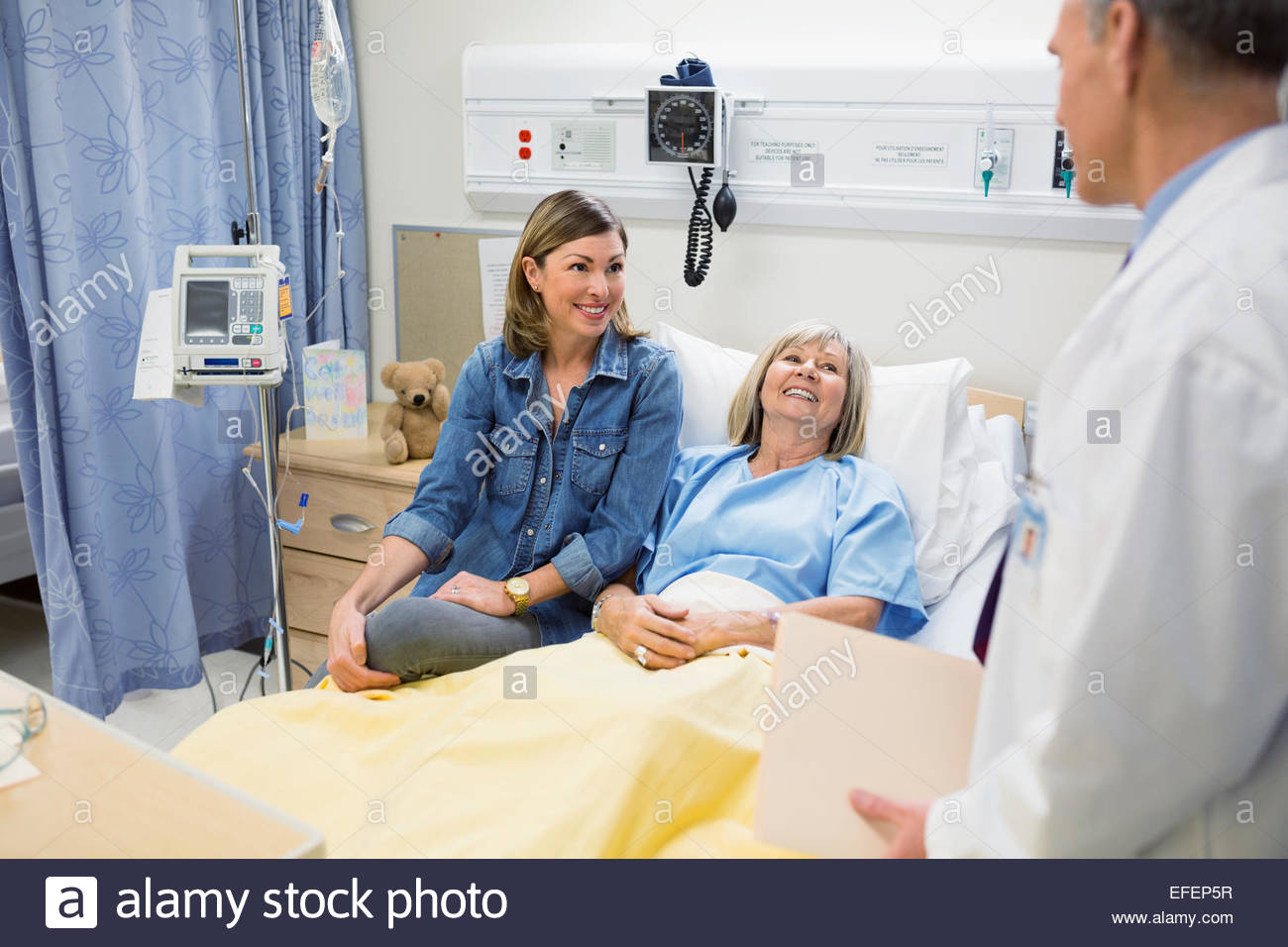 Doctor talking patient hospital bed hi-res stock photography and images ...