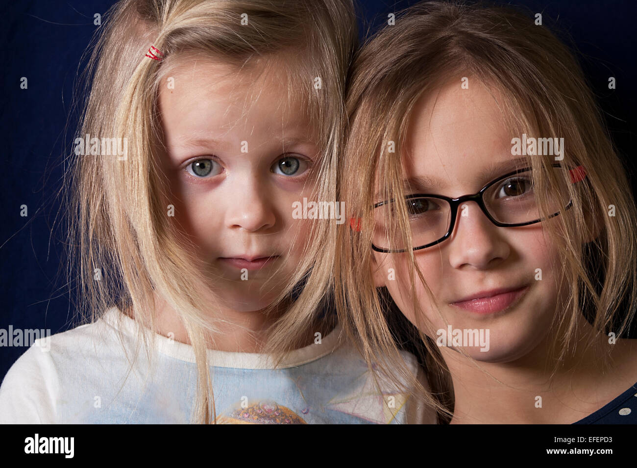 Two smiley girls hi-res stock photography and images - Alamy