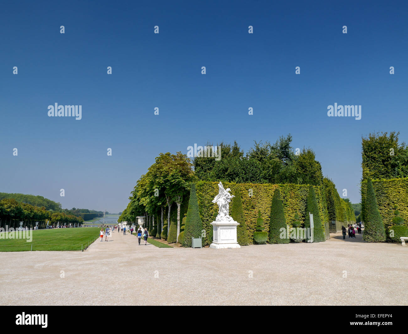 Versailles palace with tourists hi-res stock photography and images - Alamy