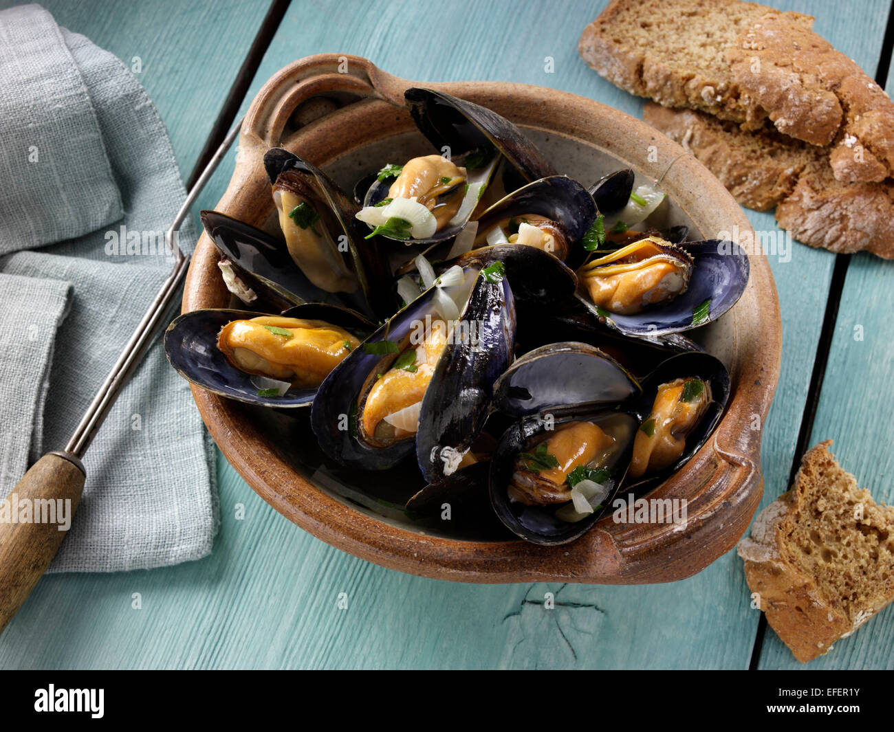 Smoked mussels hi-res stock photography and images - Alamy