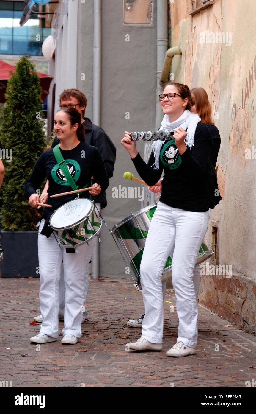 Busking musicians hi-res stock photography and images - Alamy