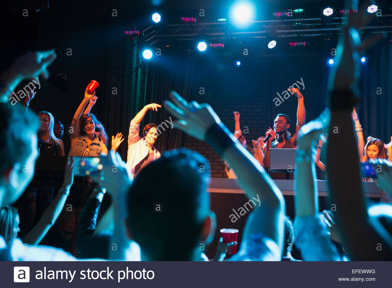Stage performers audience hi-res stock photography and images - Alamy