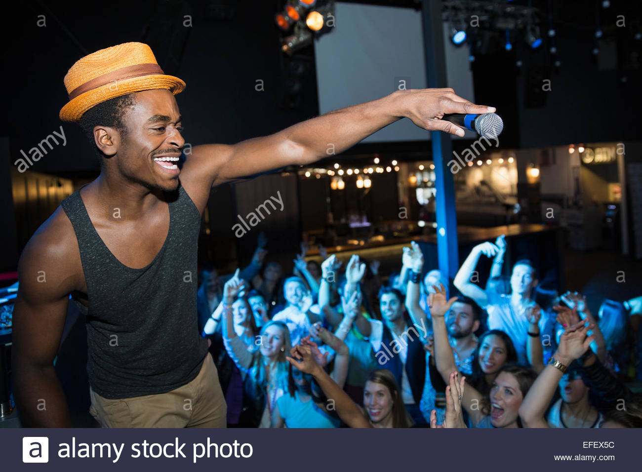Head And Shoulders Above Crowd Stock Photos & Head And Shoulders Above ...