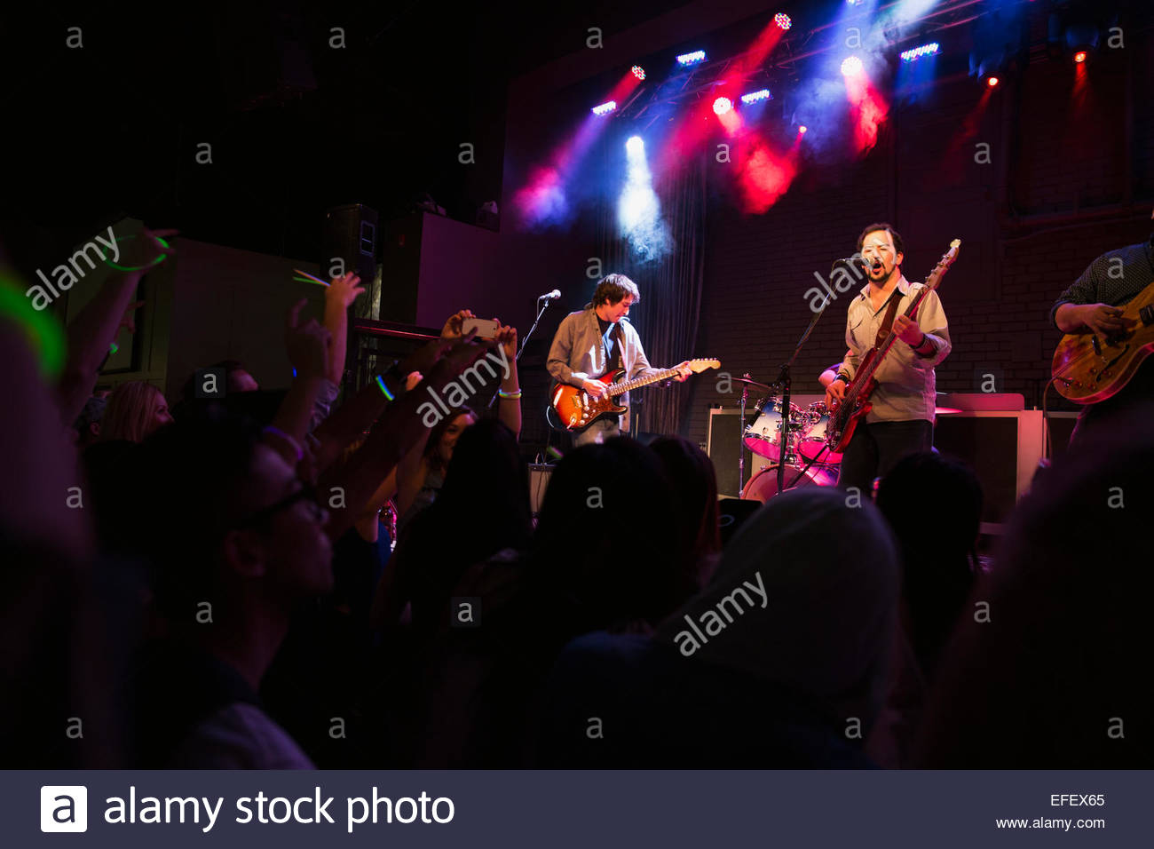 Cheering performers on stage hi-res stock photography and images - Alamy