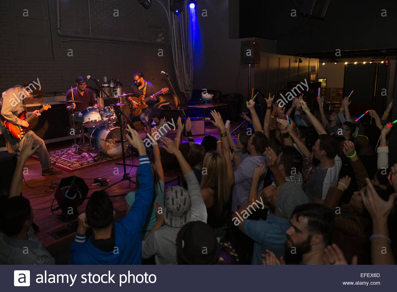 Cheering performers on stage hi-res stock photography and images - Alamy