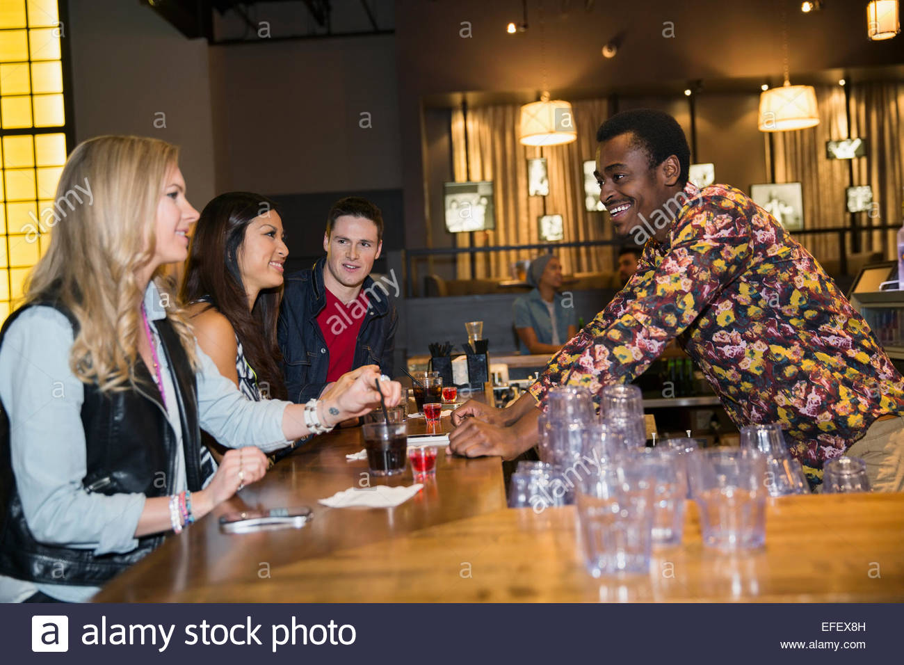 Men and women at bar hi-res stock photography and images - Alamy