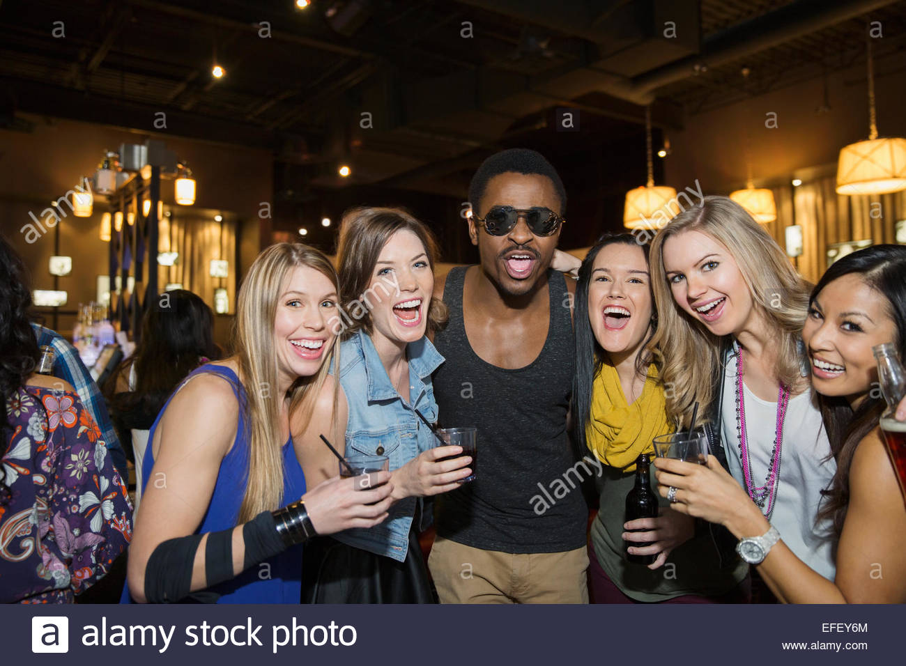 Friends drinking bar hi-res stock photography and images - Alamy