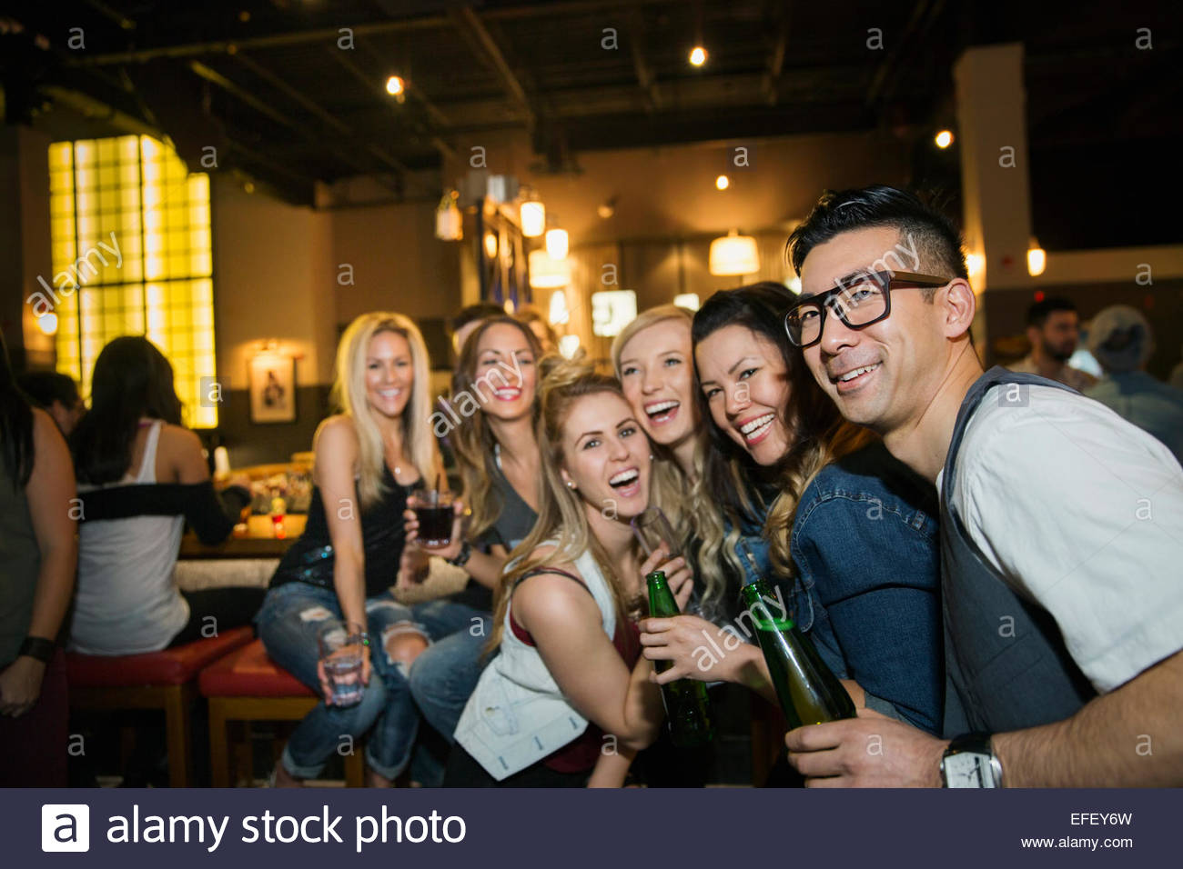 Friends drinking bar hi-res stock photography and images - Alamy
