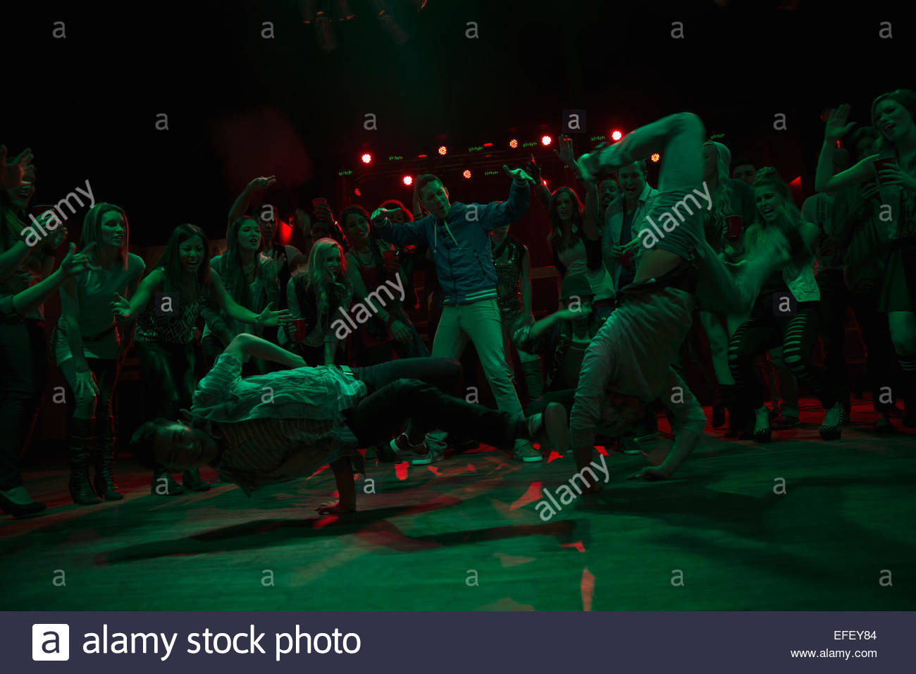 Crowd watching dancers hi-res stock photography and images - Alamy