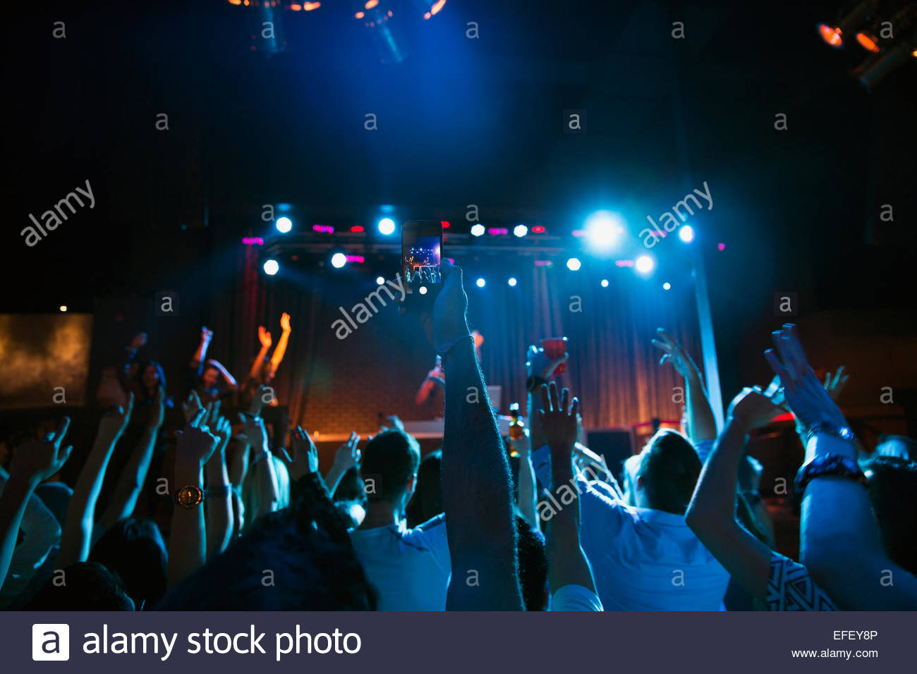 Crowd cheering indian hi-res stock photography and images - Alamy
