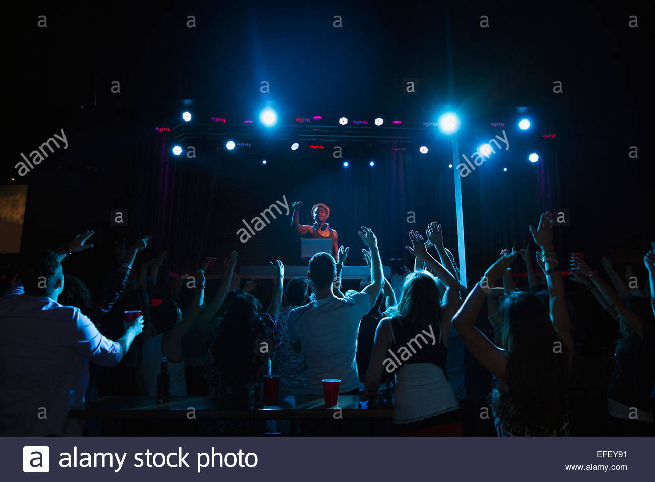 Crowd cheering hi-res stock photography and images - Alamy