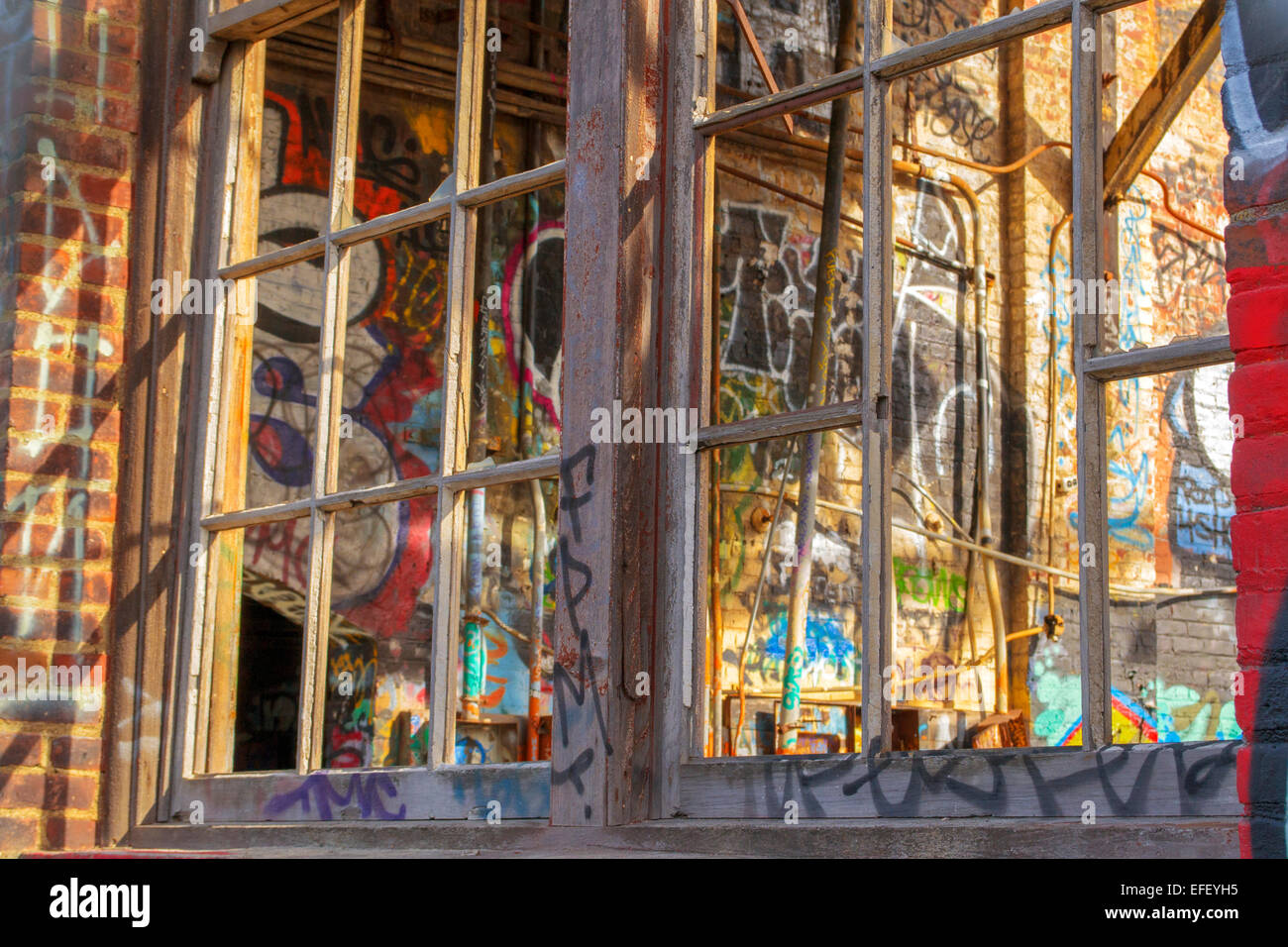 Graffiti warehouse hi-res stock photography and images - Alamy