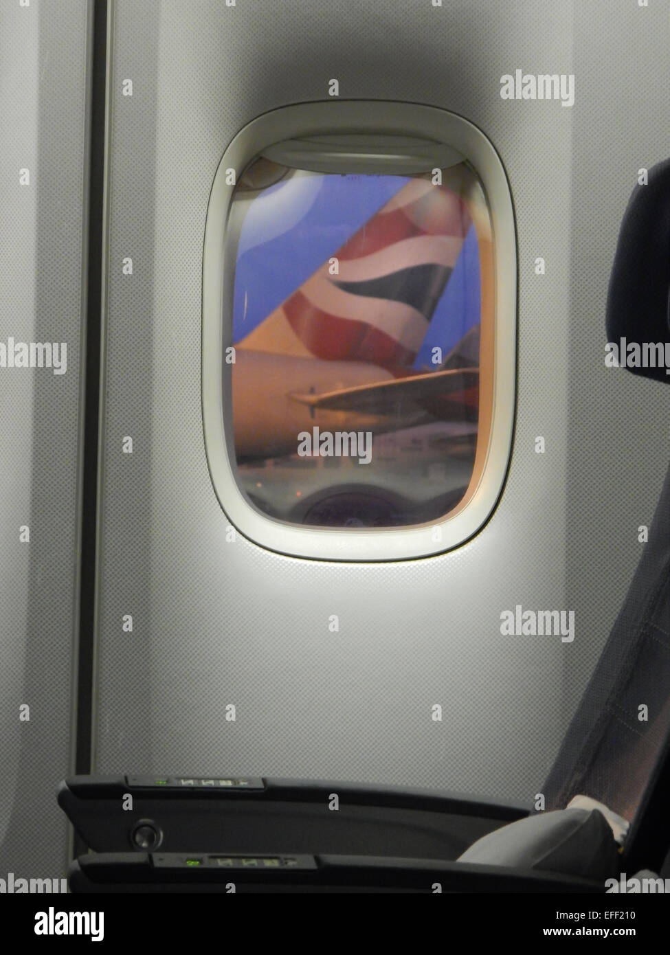 looking outside airline window Stock Photo - Alamy