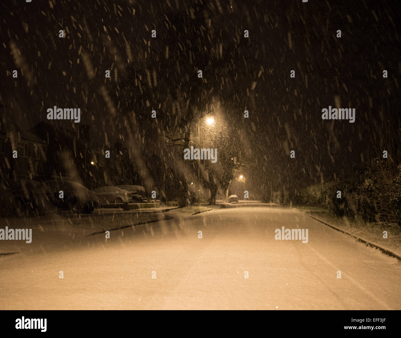 Abingdon, Oxfordshire, UK. 03rd Feb, 2015. A light snow shower starts ...