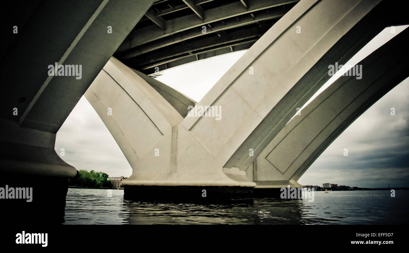 Structural arches holding a bridge aloft over the Potomac River Stock ...