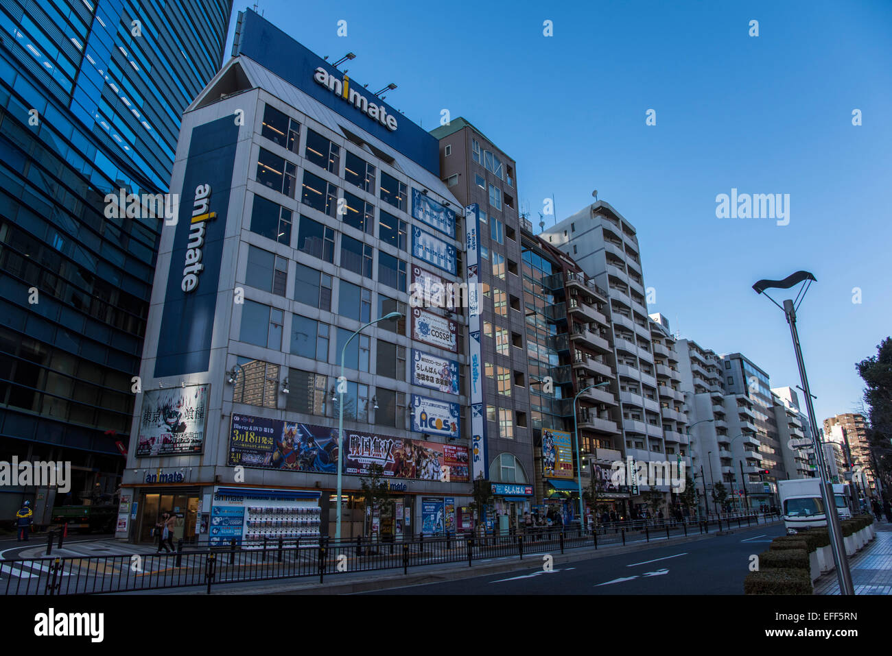 Tokyo road not sidewalk hi-res stock photography and images - Alamy