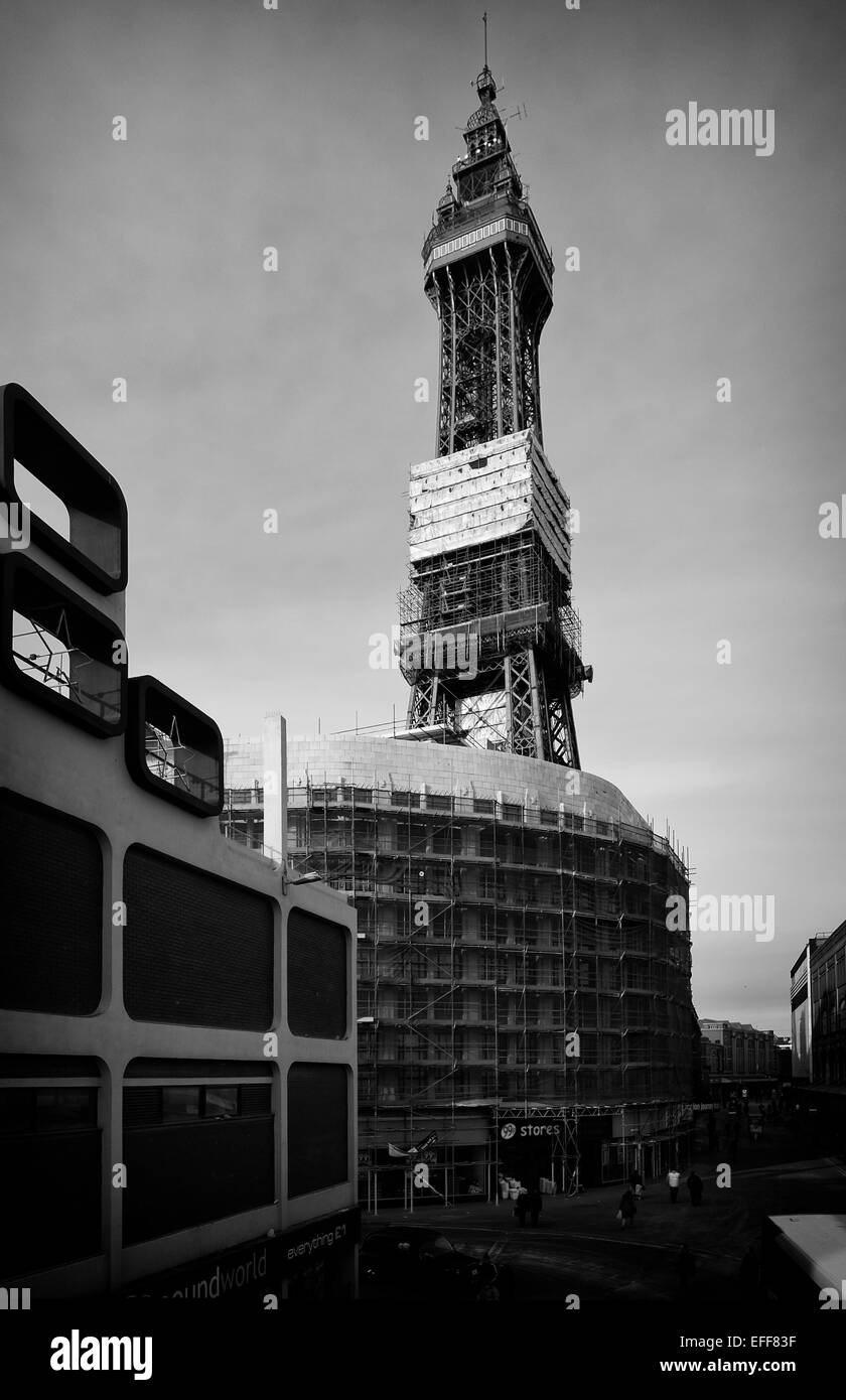 Blackpool tower construction scaffolding. credit: LEE RAMSDEN / ALAMY ...