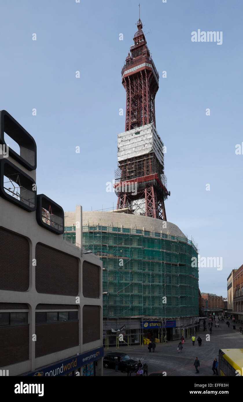 Blackpool tower construction scaffolding. credit: LEE RAMSDEN / ALAMY ...