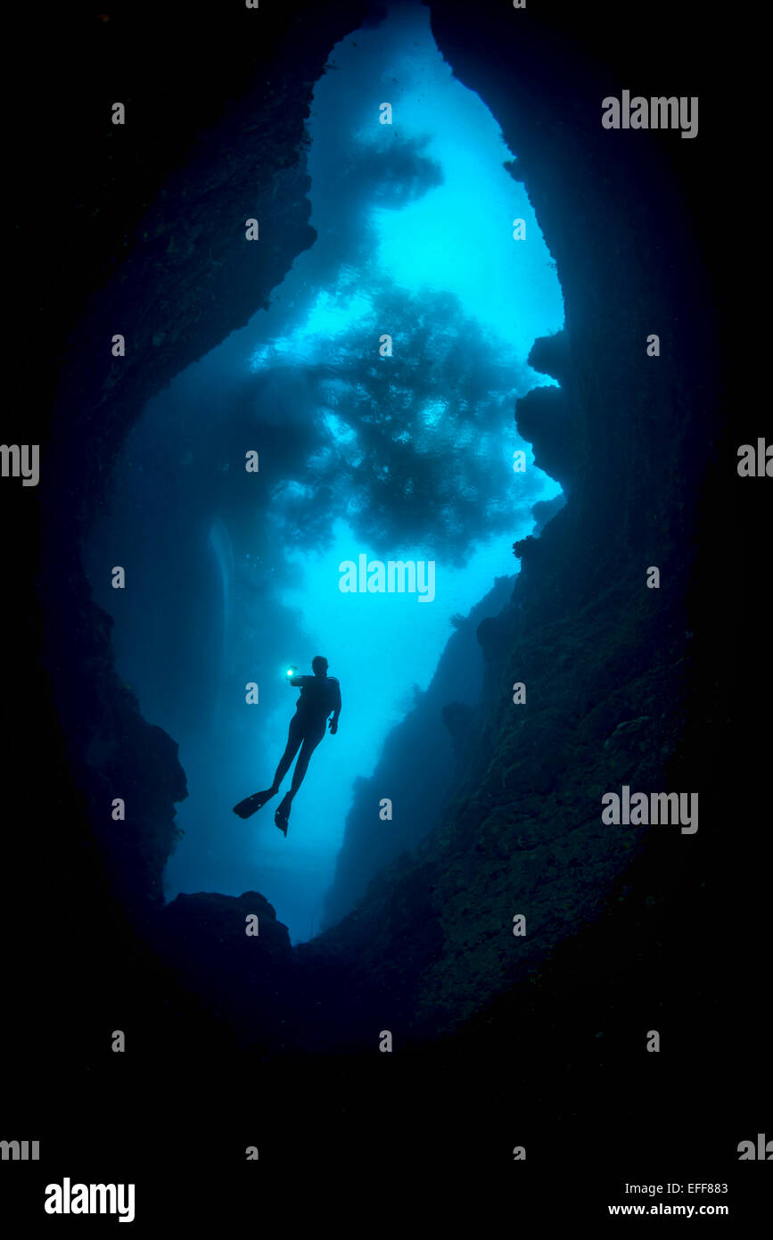Female scuba diver exploring underwater caves Stock Photo - Alamy Female scuba diver exploring underwater caves Stock Photo - Alamy