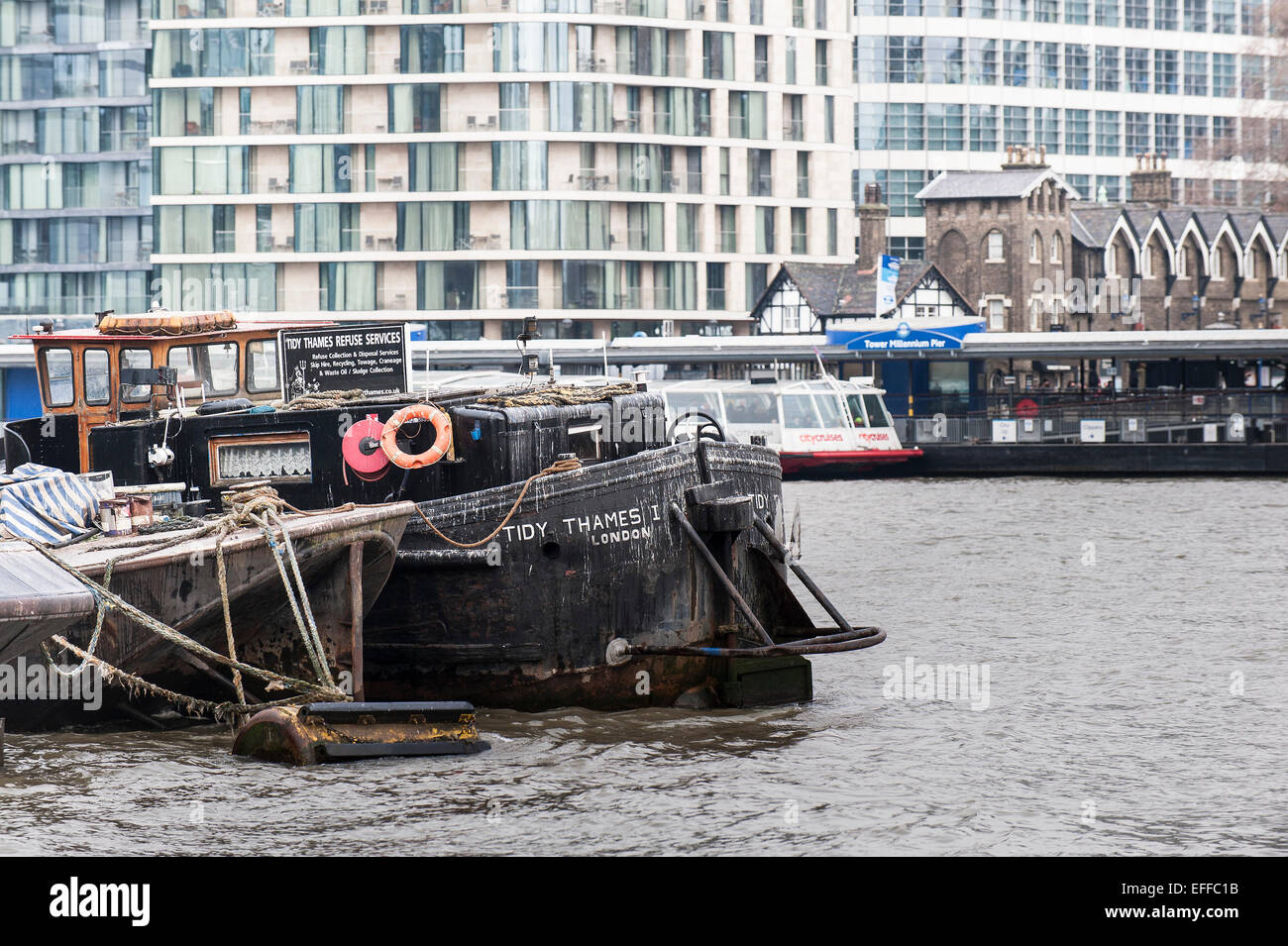 Waste barges on the thames hi-res stock photography and images - Alamy