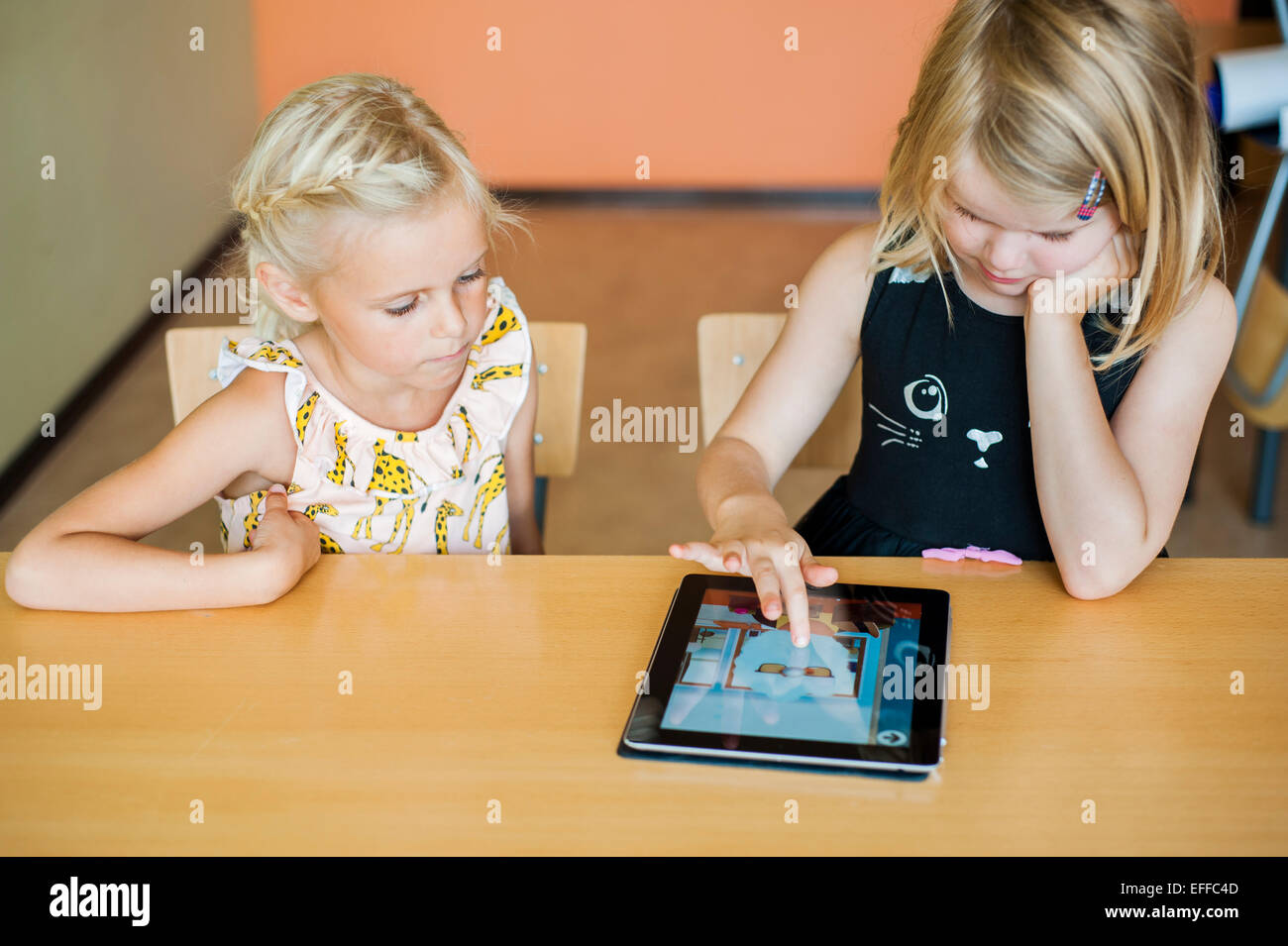 Children with tablets in class hi-res stock photography and images - Alamy