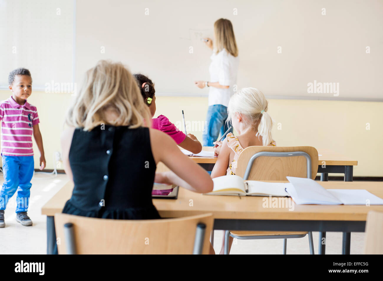 Children in classroom hi-res stock photography and images - Alamy