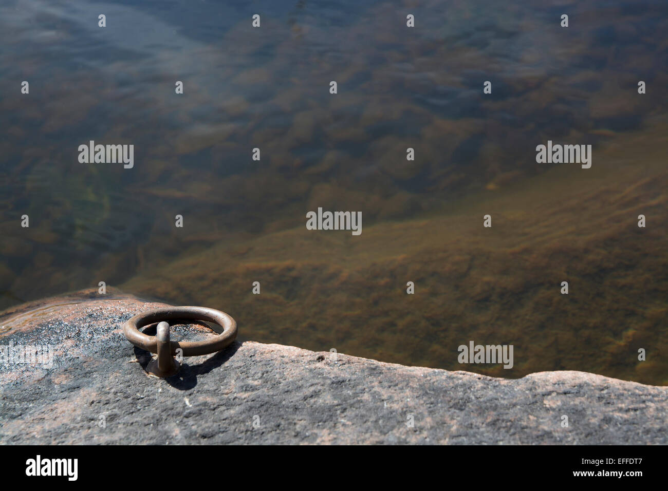 Mooring link by lake with transparent lake water Stock Photo - Alamy