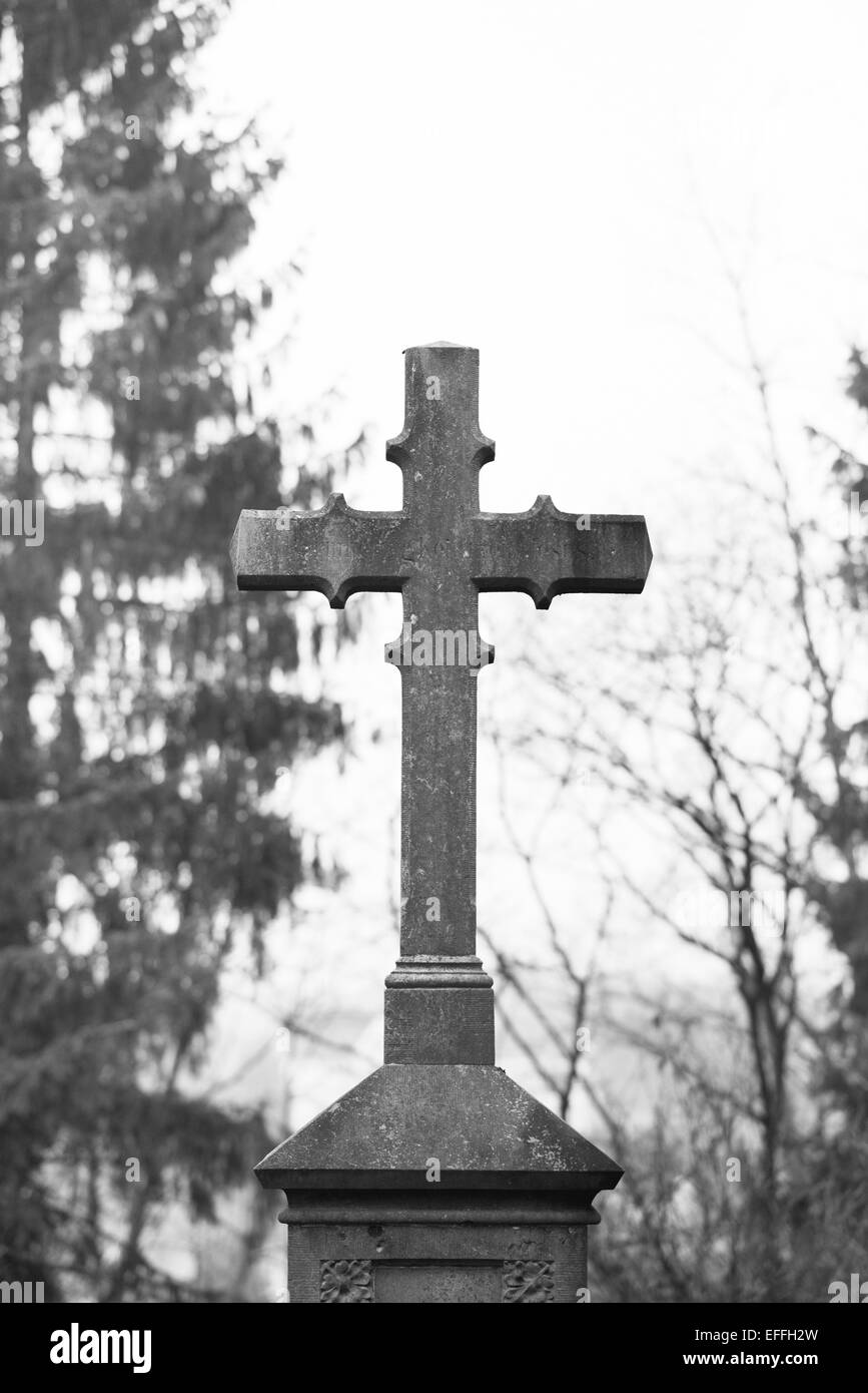 Cross at cemetery hi-res stock photography and images - Alamy