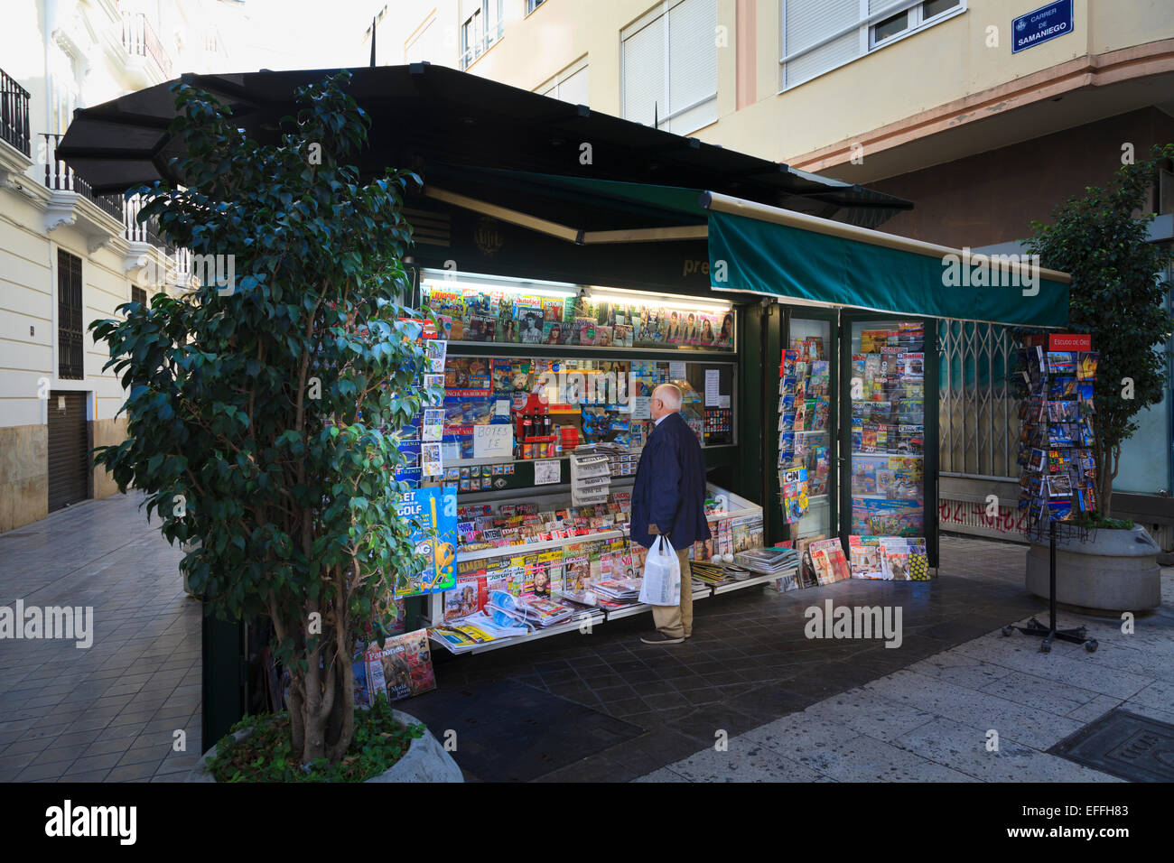Newspaper kiosk hi-res stock photography and images - Alamy