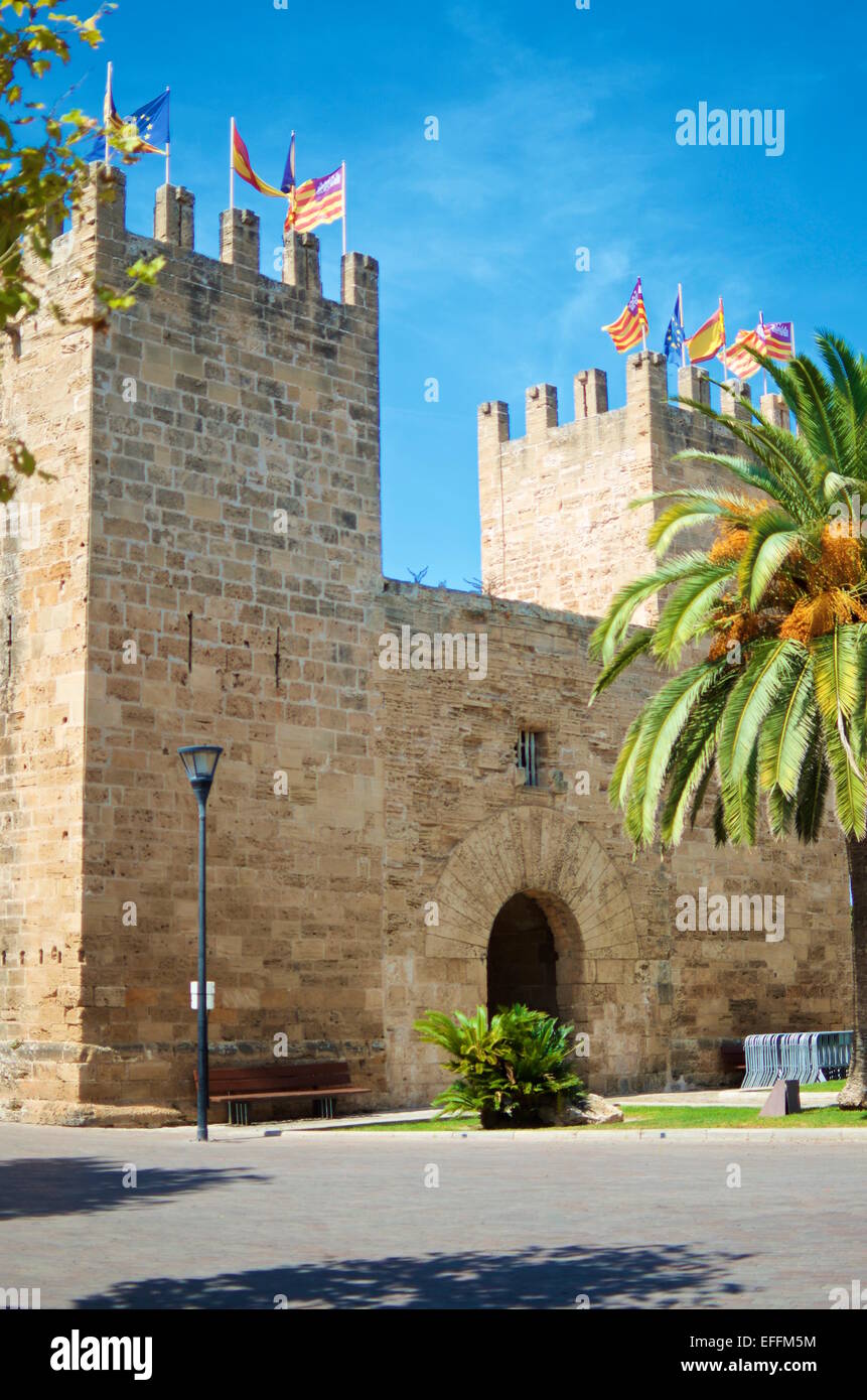 Spain, Balearic Islands, Mallorca, Alcudia, City gate Porta del Moll ...