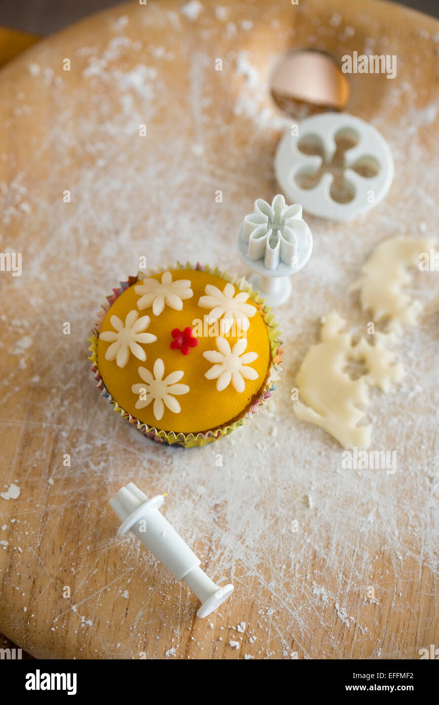Baking of cupcakes with marzipan fondant Stock Photo - Alamy