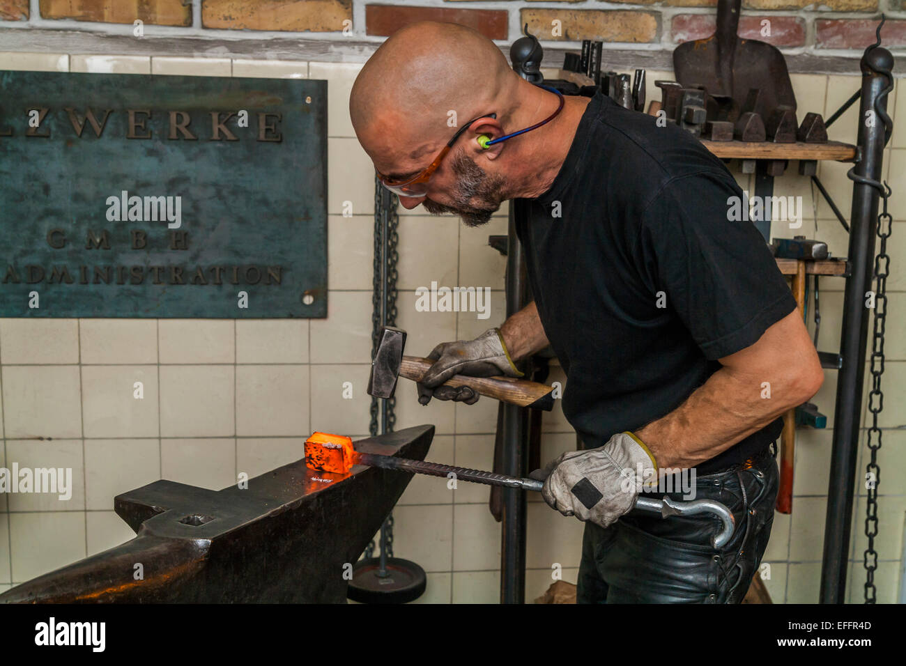 Blacksmith forging knife hi-res stock photography and images - Alamy