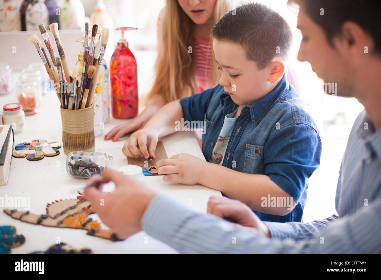 Girl 13 tinkering hi-res stock photography and images - Alamy