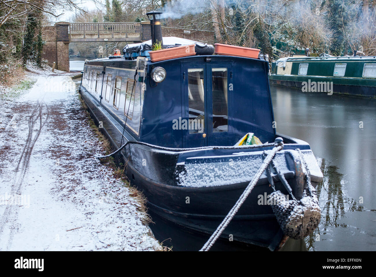 Narrowboats in snow hi-res stock photography and images - Alamy
