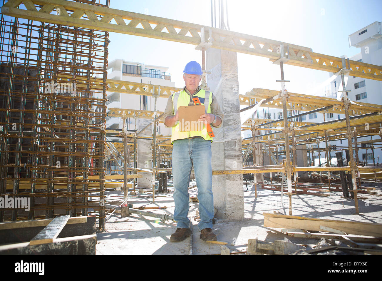 Construction worker taking notes with clipboard Stock Photo - Alamy