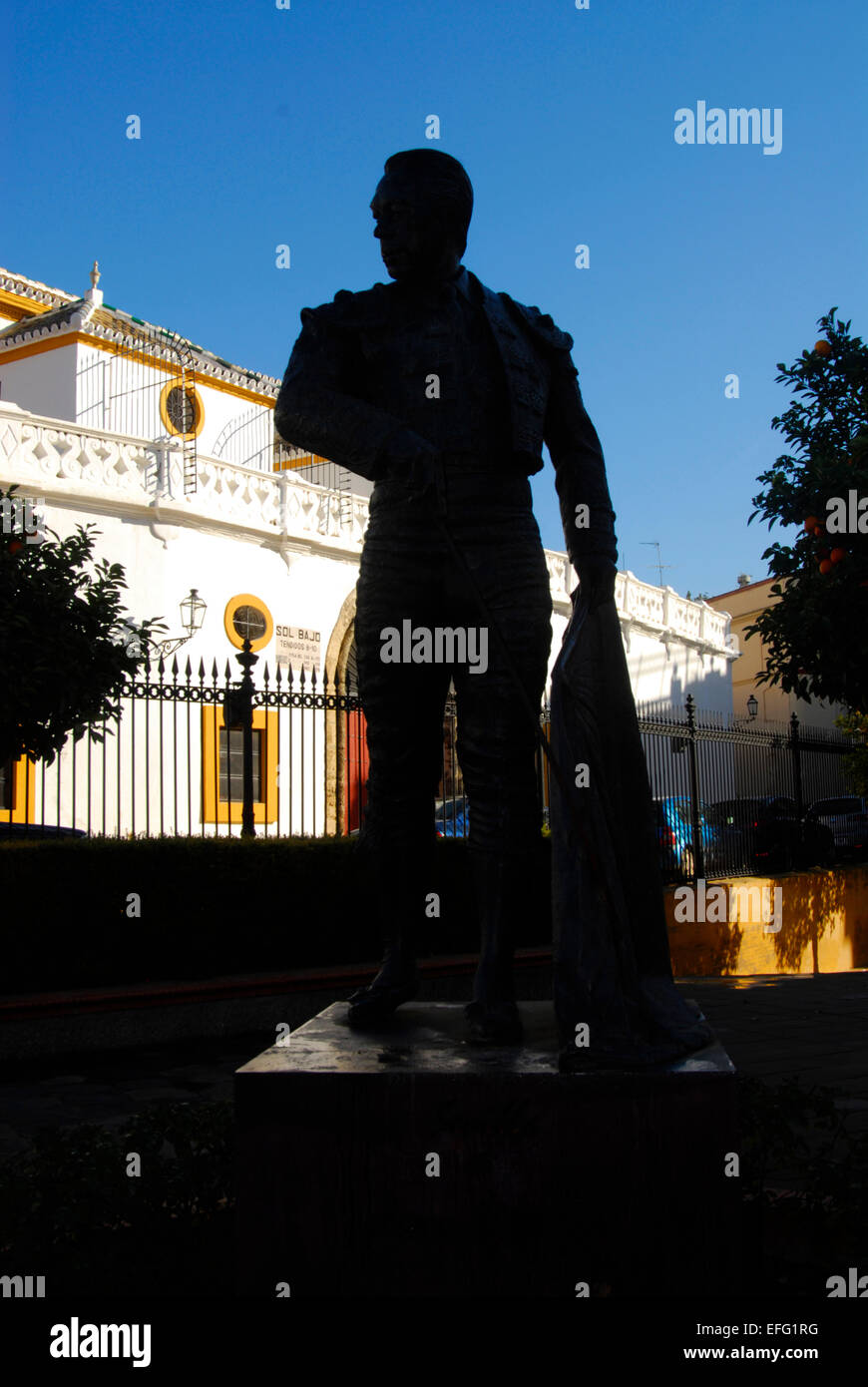 Cornice statue hi-res stock photography and images - Alamy