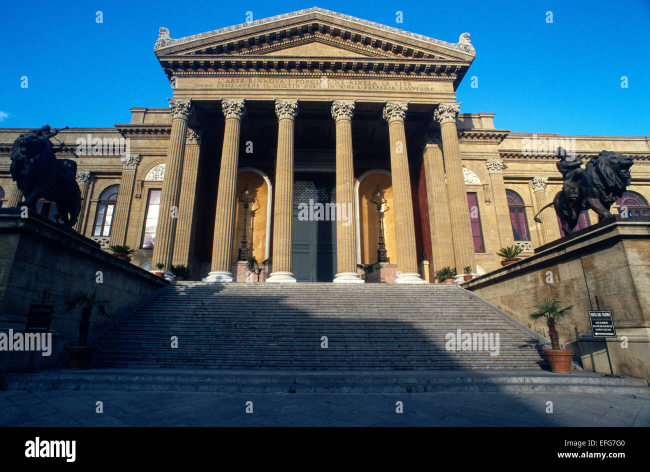 Neoclassical facades hi-res stock photography and images - Alamy