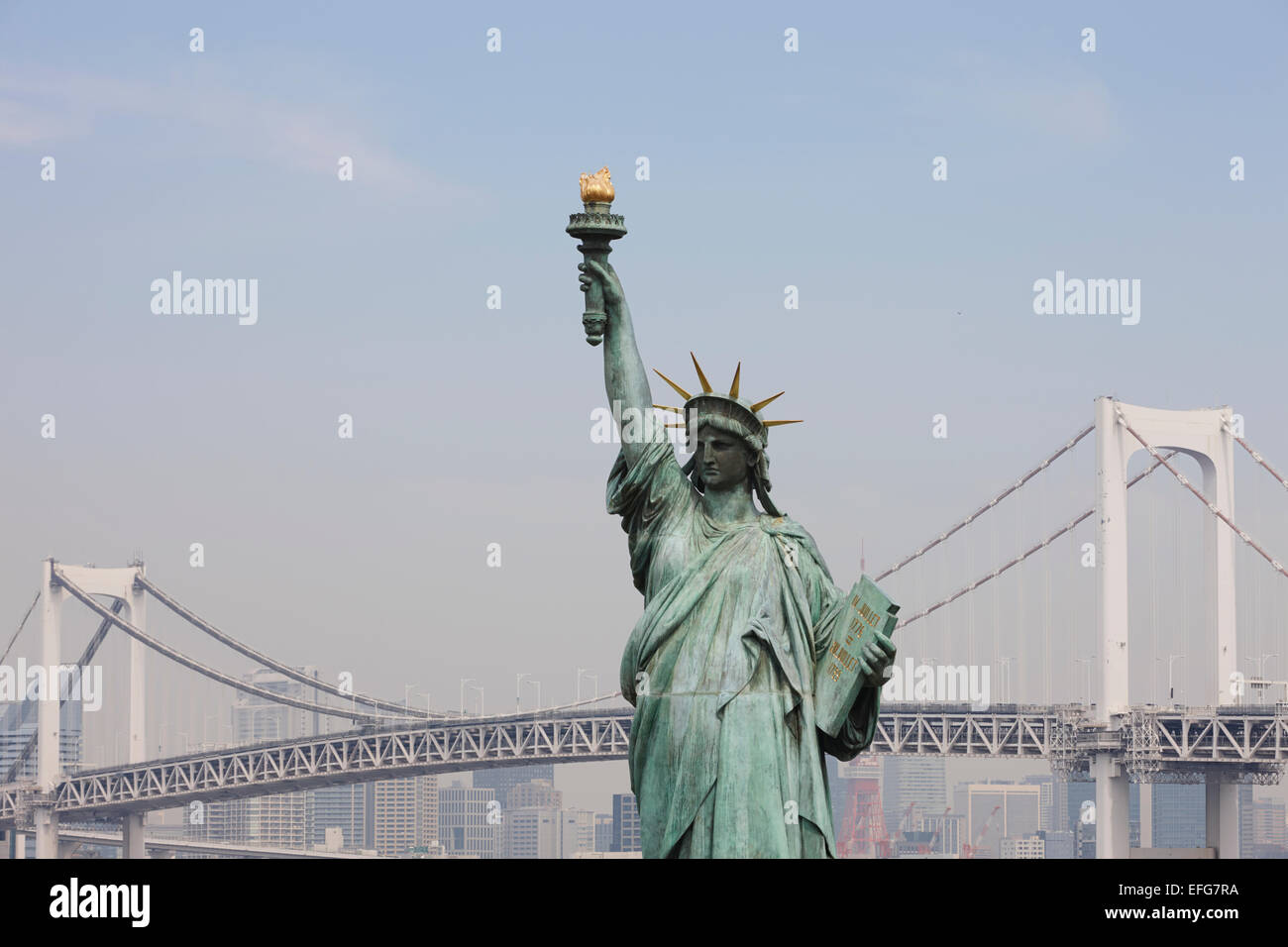 Replica Statue of Liberty and Rainbow Bridge, Odaiba, Tokyo, Japan ...