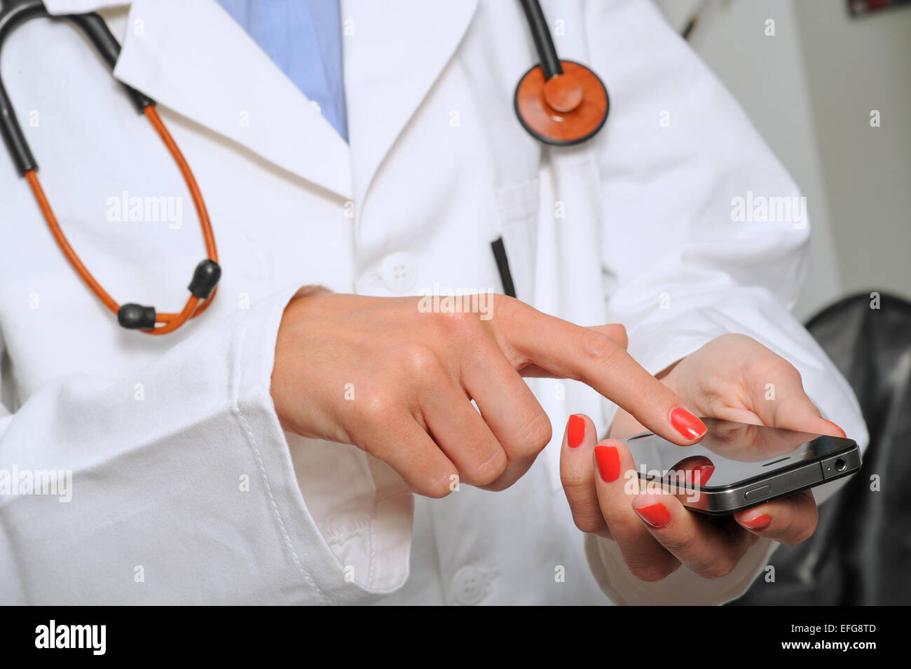 Doctor using smartphone Stock Photo - Alamy