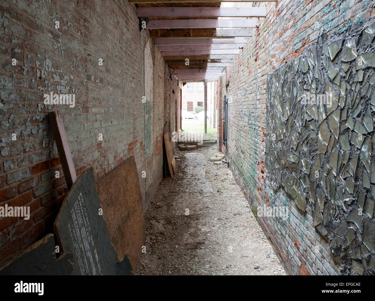 Brick alleyway hi-res stock photography and images - Alamy
