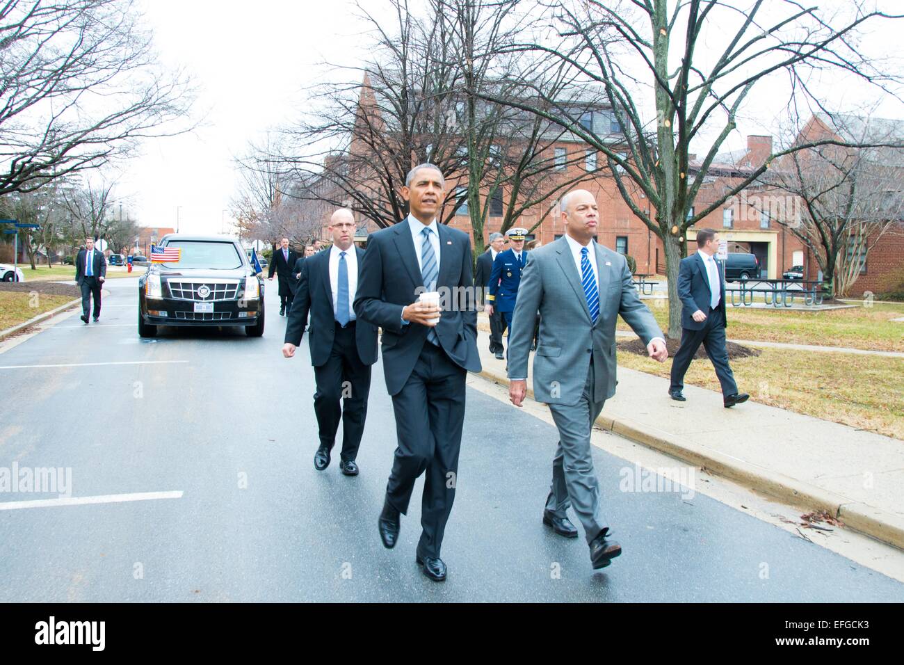 US President Barack Obama walks with Homeland Security Secretary Jeh ...
