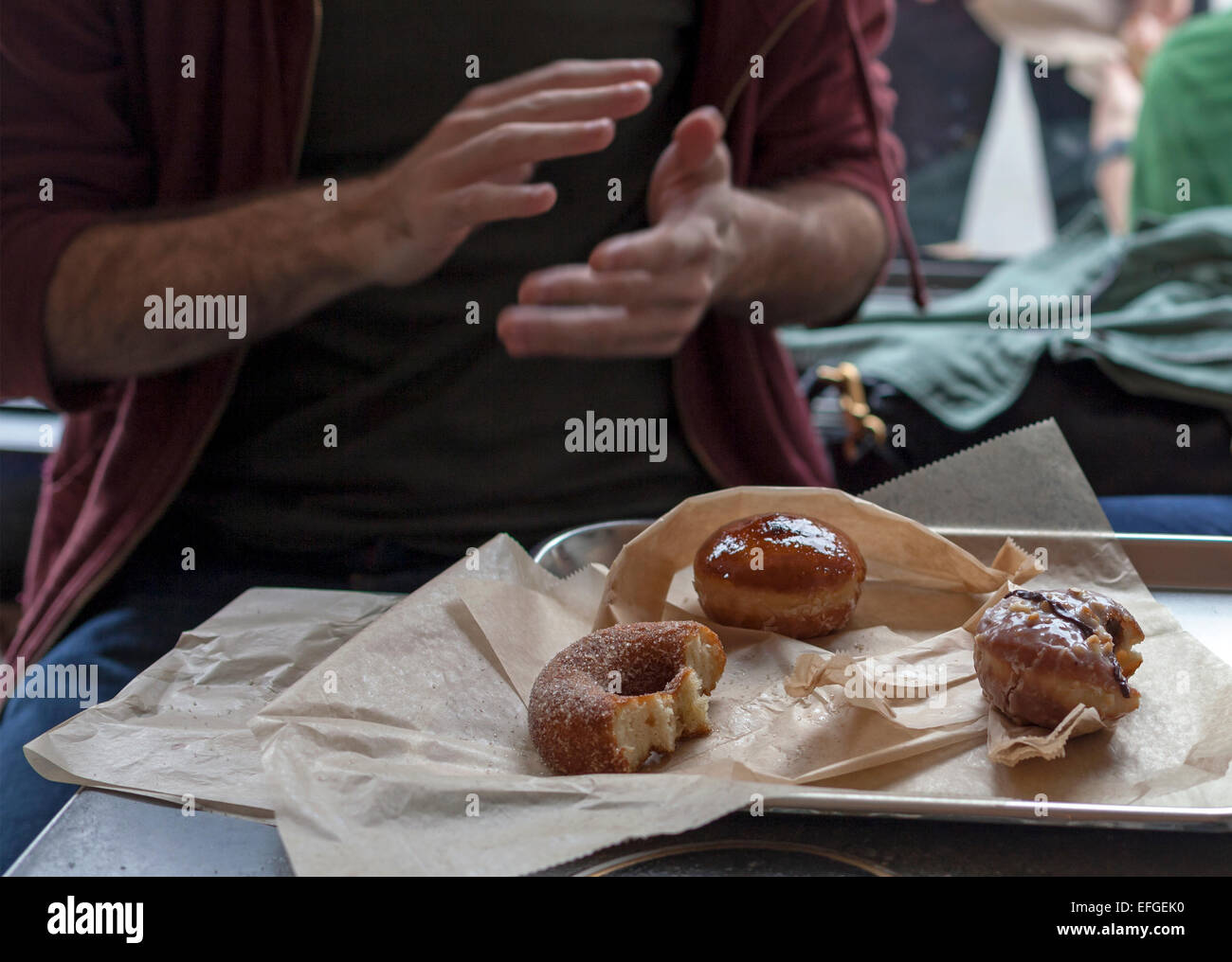 Eat doughnuts hi-res stock photography and images - Alamy