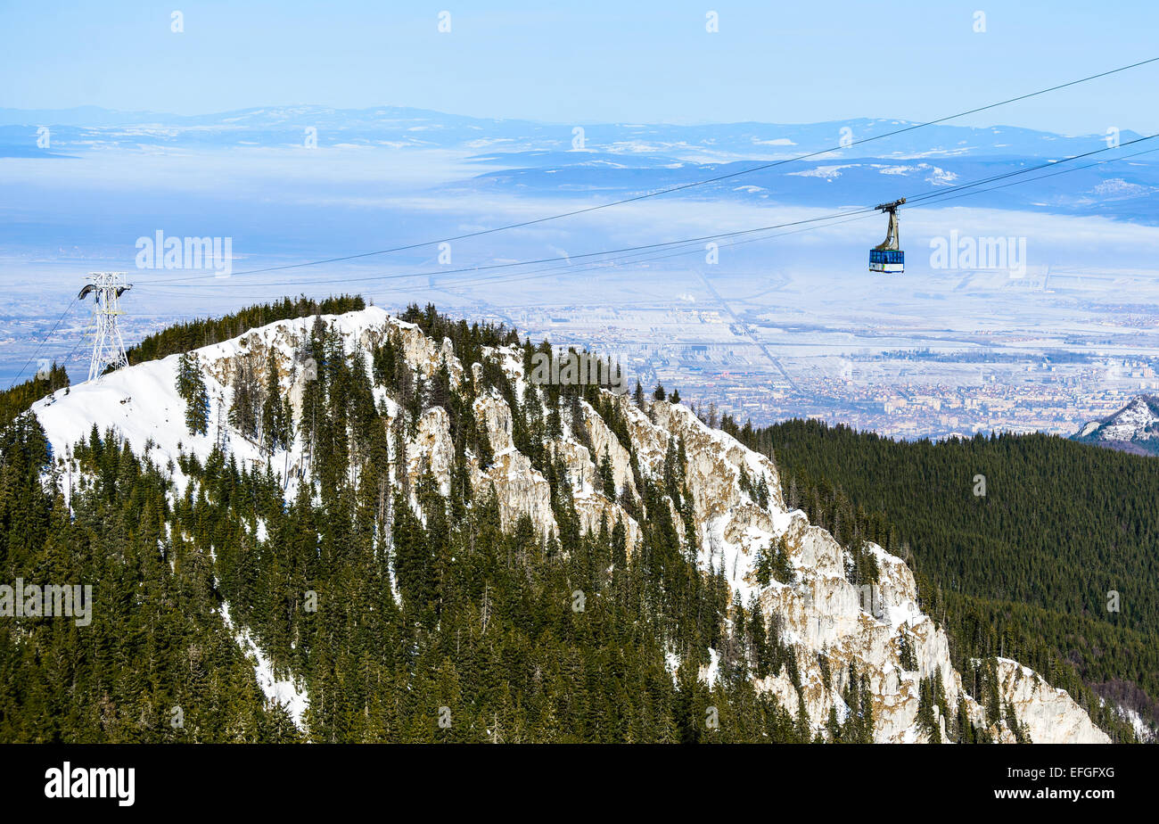 Postavaru Mountain, Romania. Winter scenery with cable car from Poiana ...