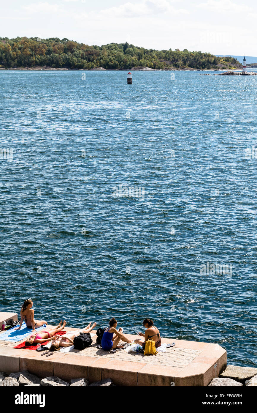 Teenagers sunbathing hi-res stock photography and images - Alamy