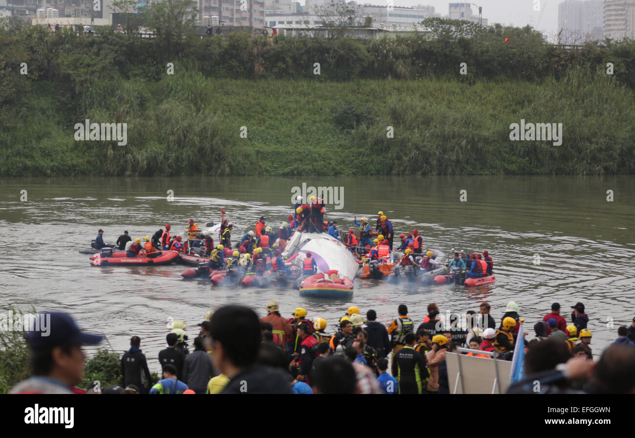 Taipei, Taiwan. 4th Feb, 2015. Rescuers carry out rescue operation ...