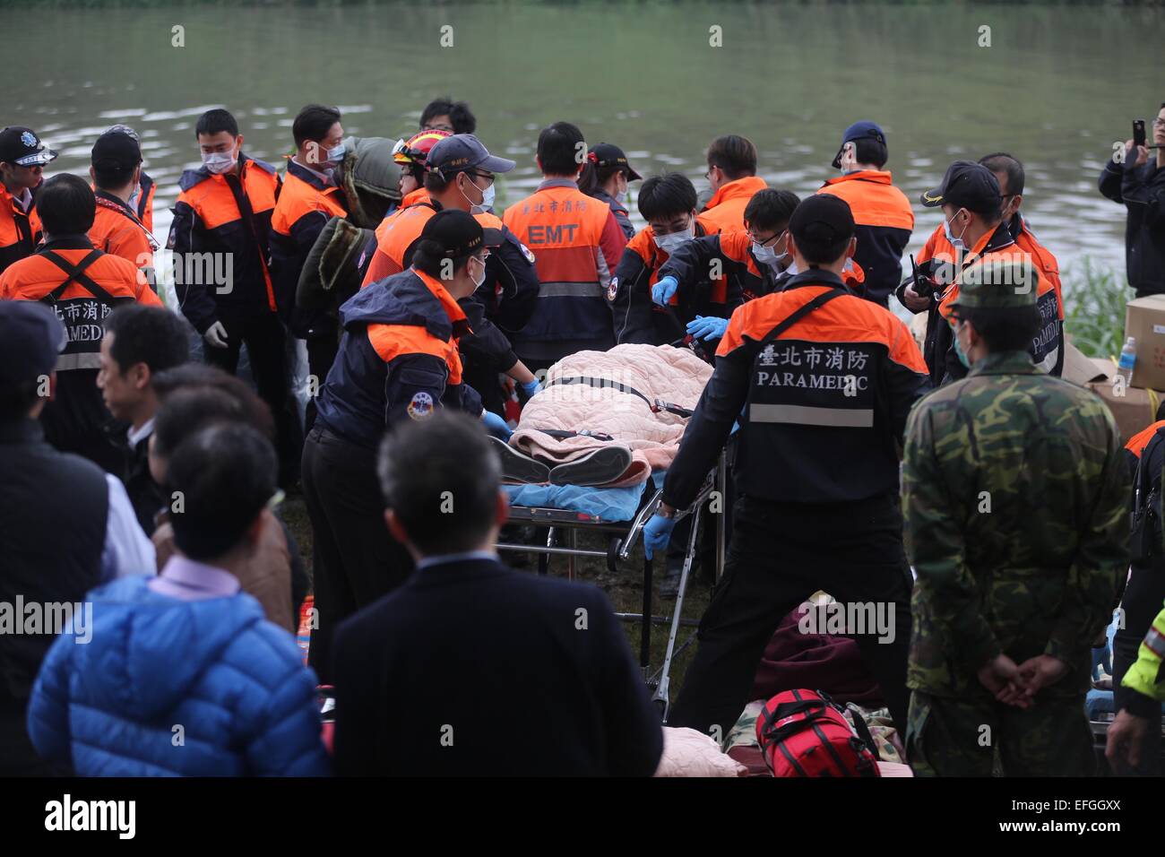 Taipei, Taiwan. 4th Feb, 2015. Rescuers carry out rescue operation ...