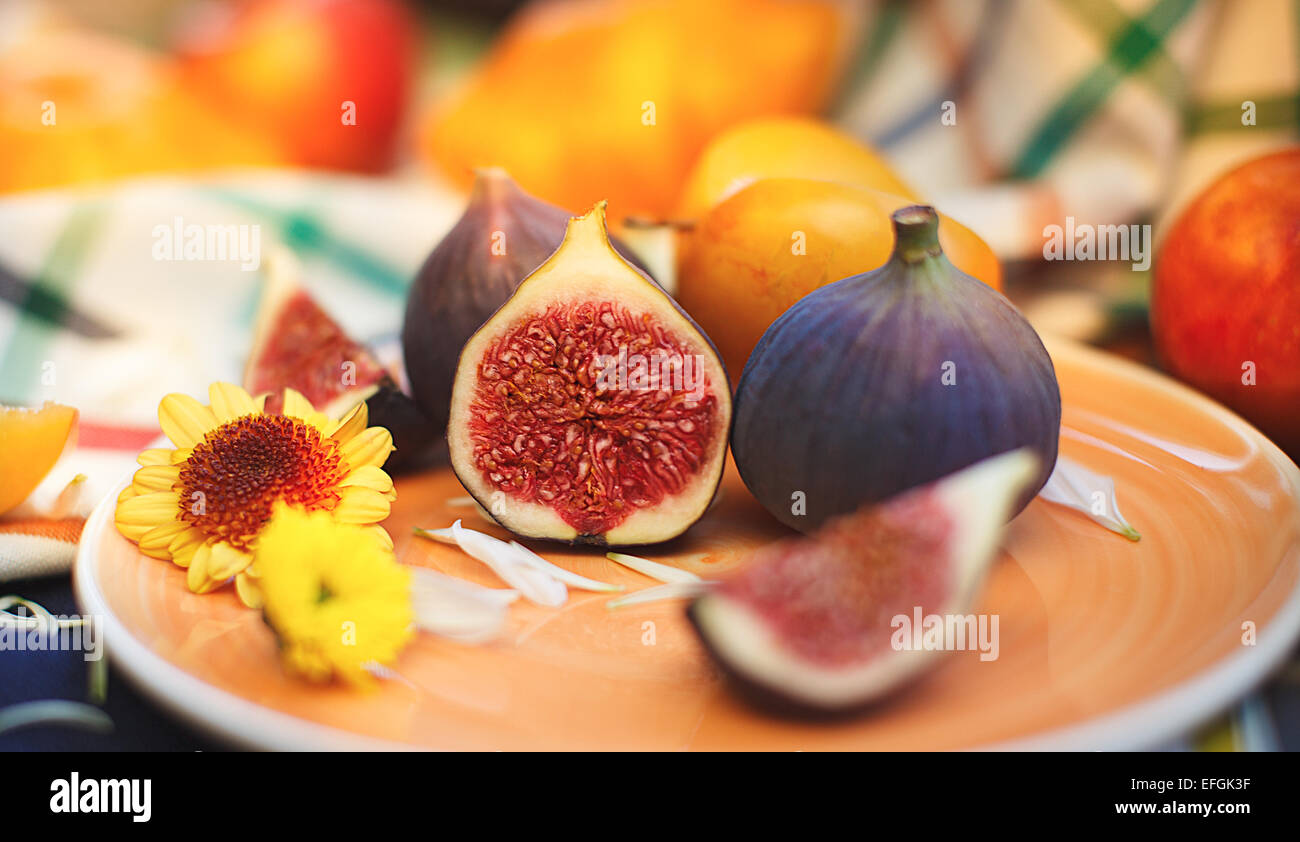 Ripe figs on orange plate Stock Photo - Alamy