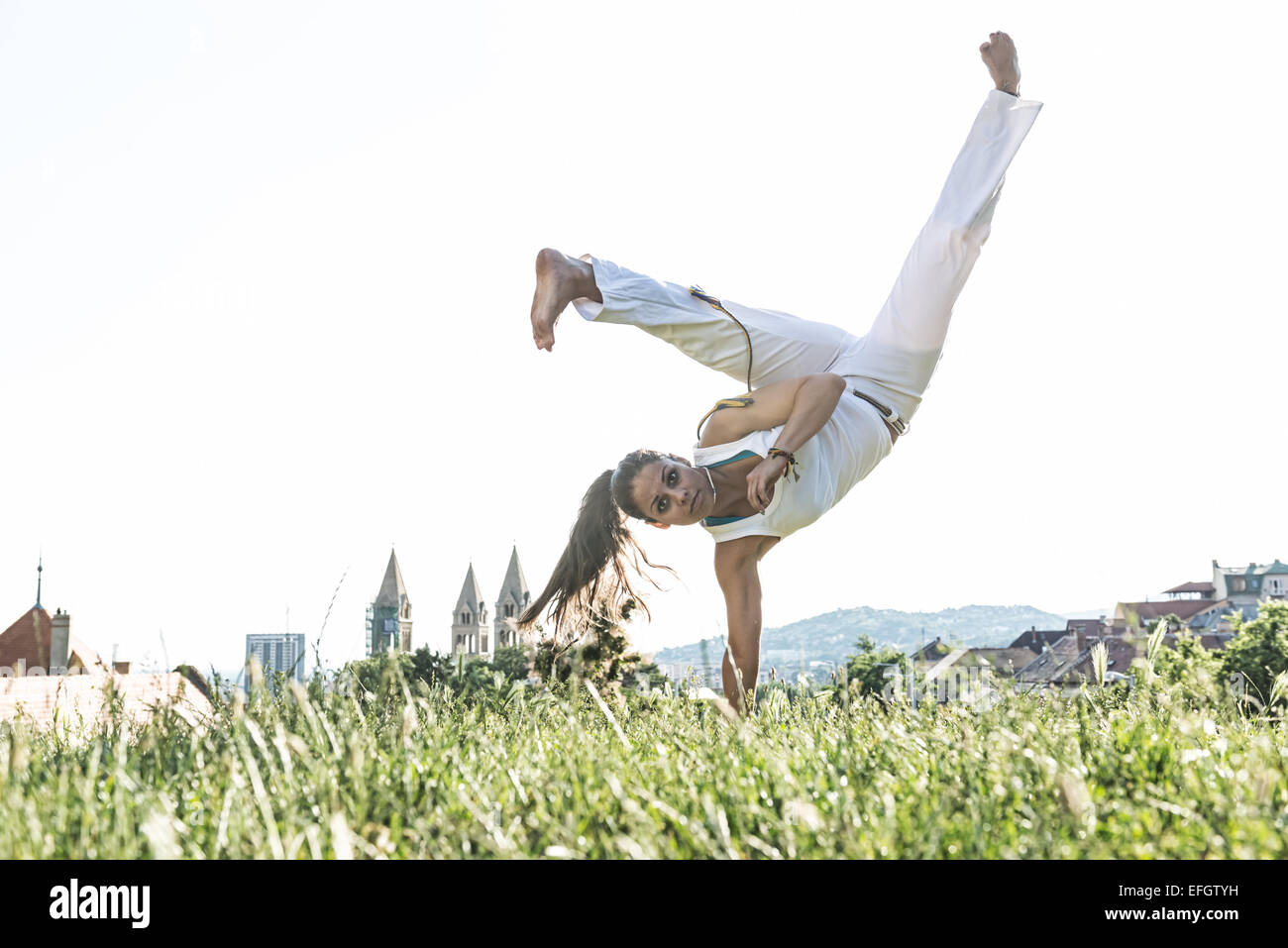 Capoeira woman, awesome stunts in the outdoors Stock Photo - Alamy