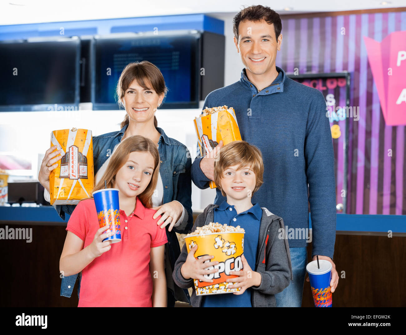 Cinema popcorn family hi-res stock photography and images - Alamy