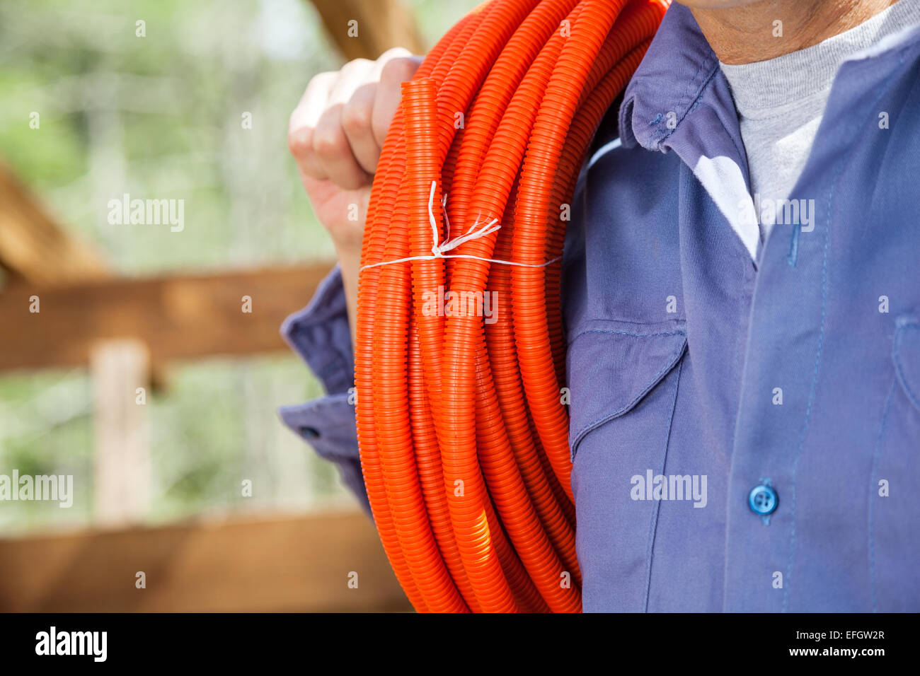 Construction worker carrying pipe hi-res stock photography and images ...